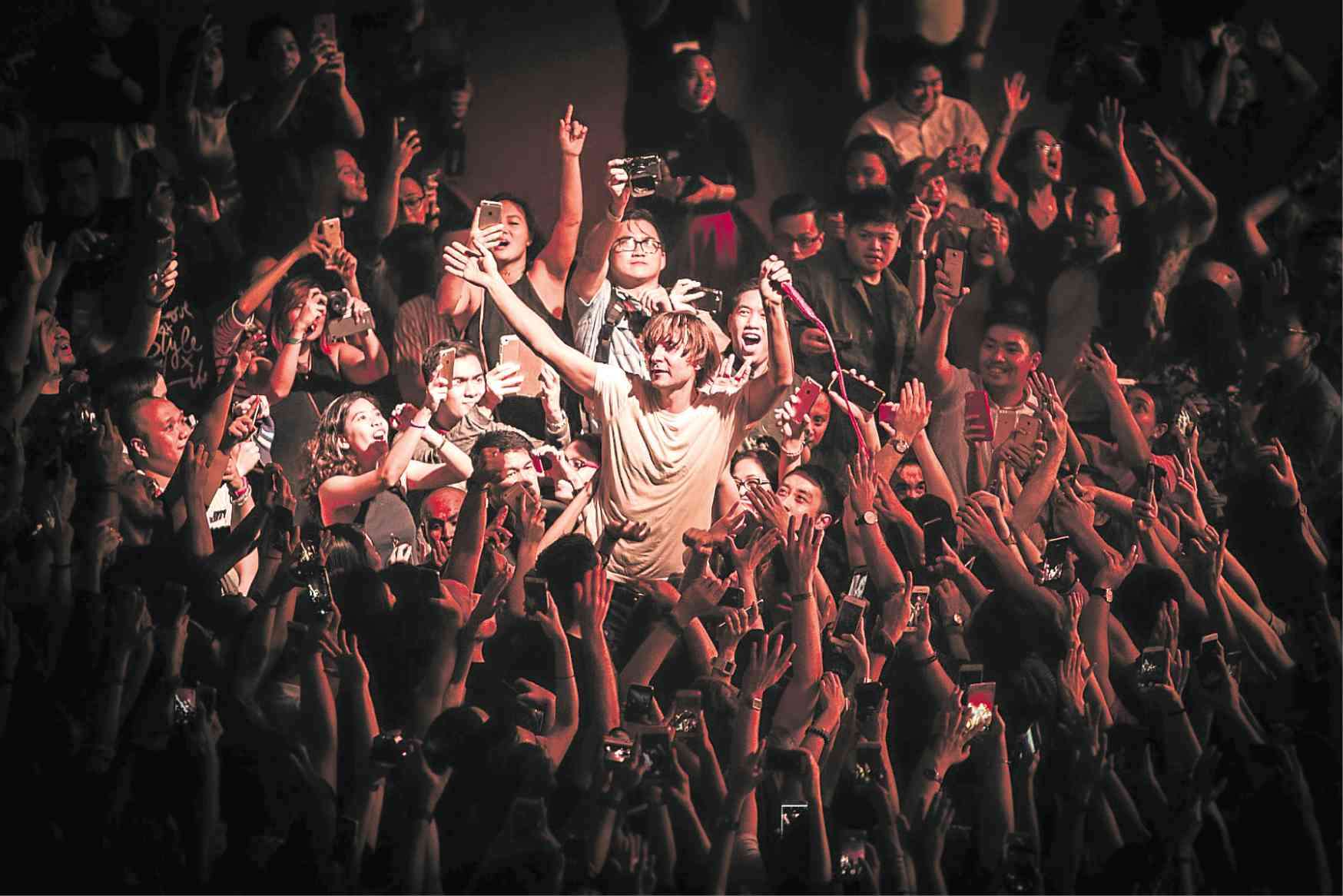 Phoenix’s exuberant dance-pop music sends PH fans into a frenzy ...