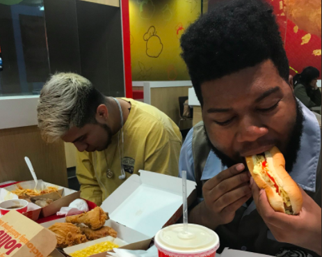 LOOK: Singer Khalid enjoys fried chicken, fries at Filipino fast food ...