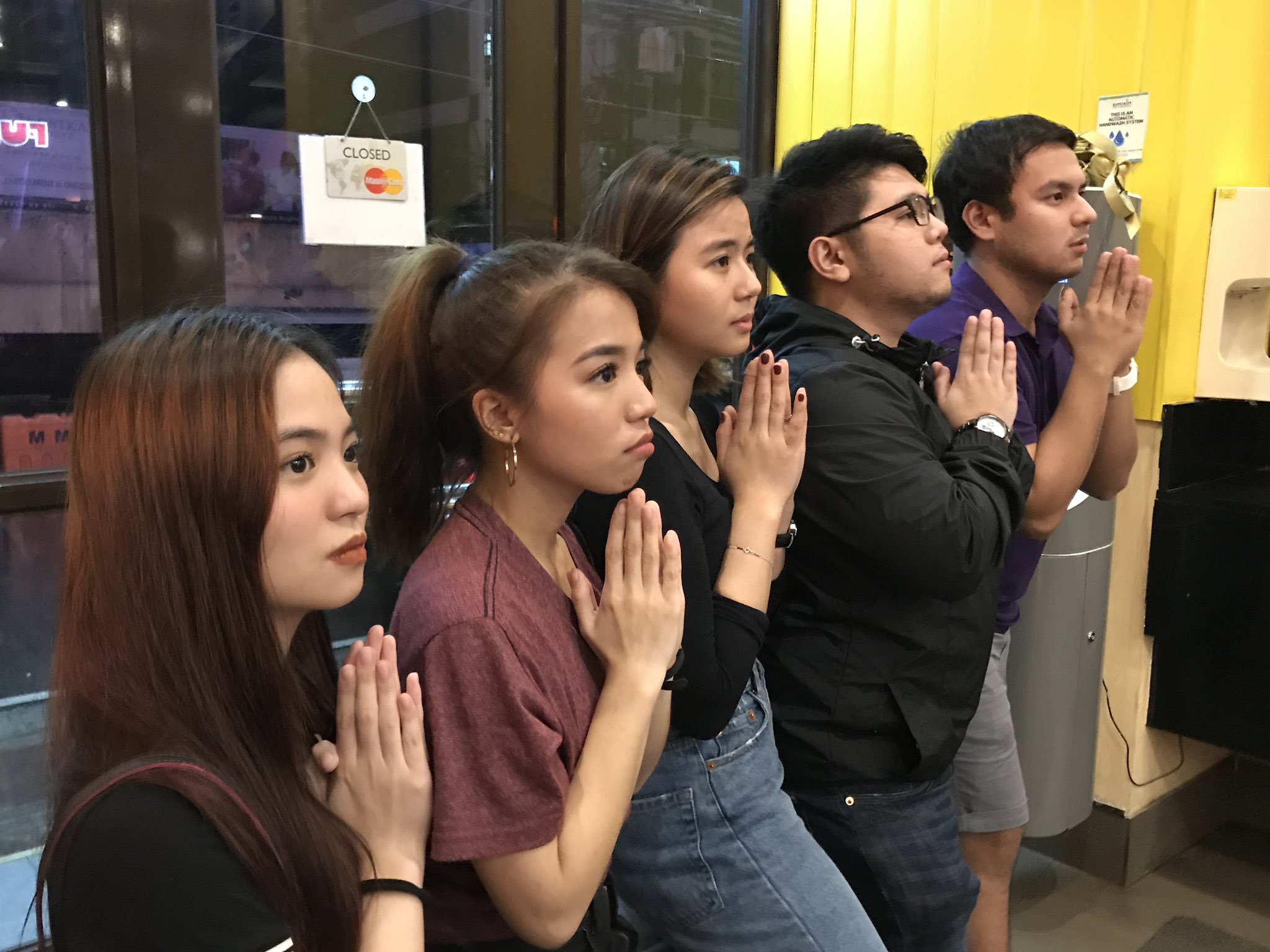 ’Mga Anghel na Walang Langit’ pose re-created | Inquirer Entertainment