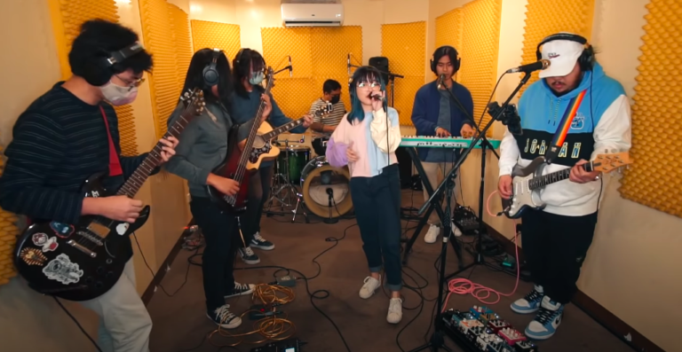WATCH: Alt rock bands Mayonnaise, 647 cover Taylor Swift's 'Love Story ...