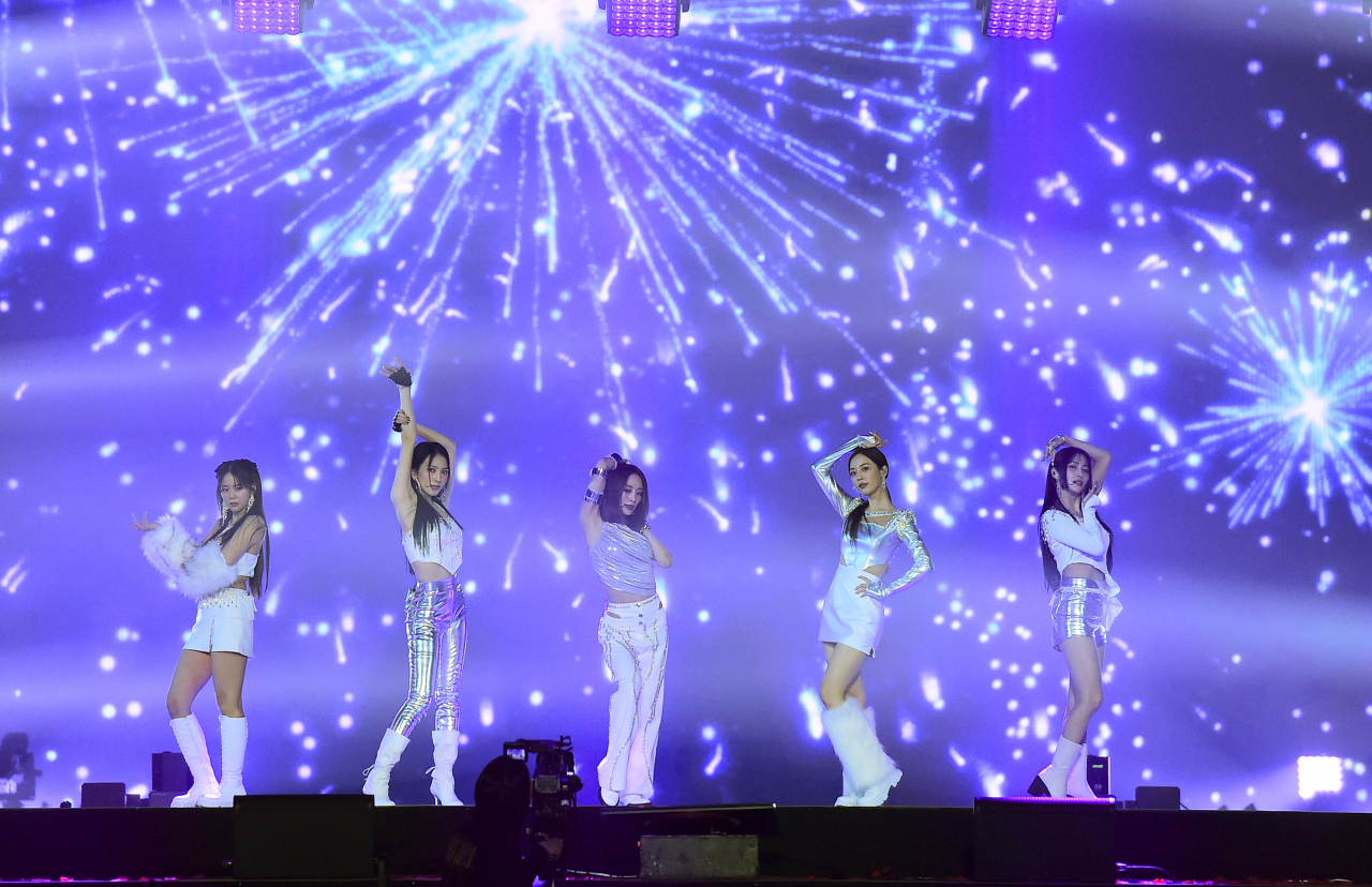 Kara makes stunning full comeback at 2022 Mama Awards after seven years ...