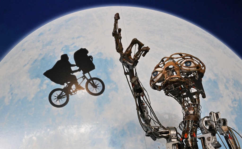 E.T. model sells for $2.6 million at massive movie prop auction | Inquirer Entertainment