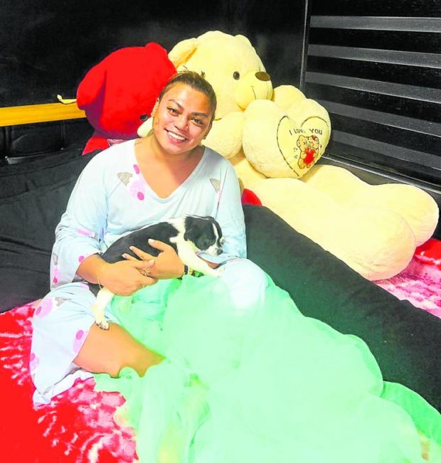 A crown and sash, a necklace and a kulambo | Inquirer Entertainment