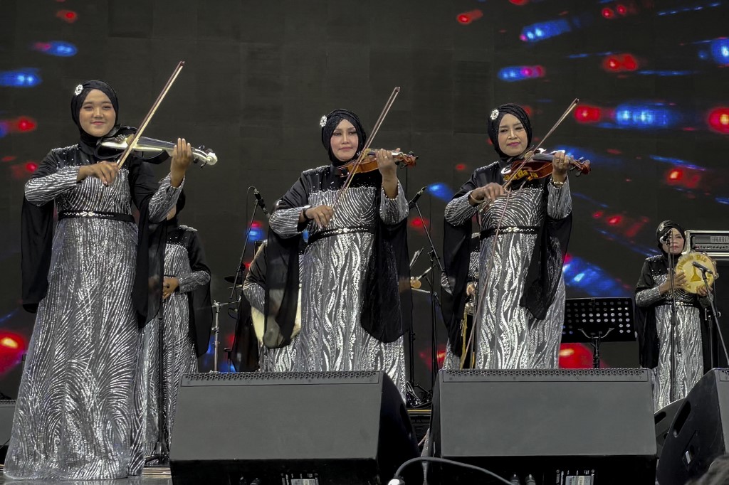 Hijab-clad 'indie mothers' embraced by young Indonesian music fans ...