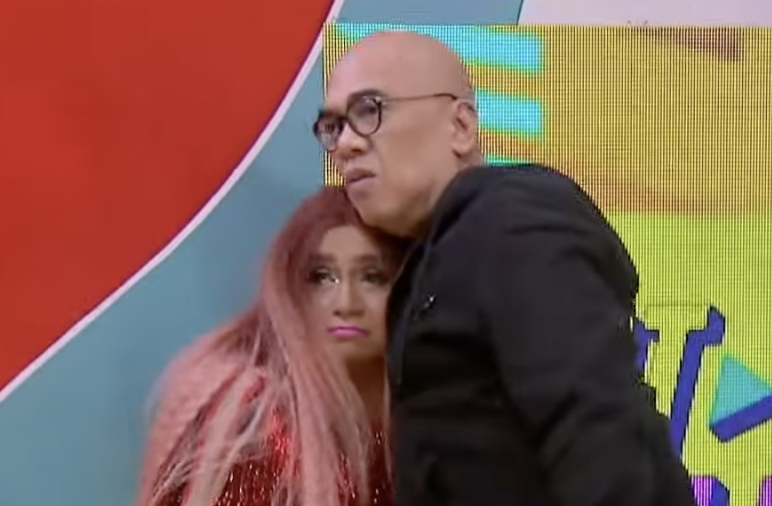 Boobay pauses, becomes unresponsive while on live interview with Boy ...