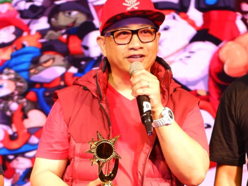 Michael V. receives 'Pinoy Pop Culture Icon' award at Toycon PH ...