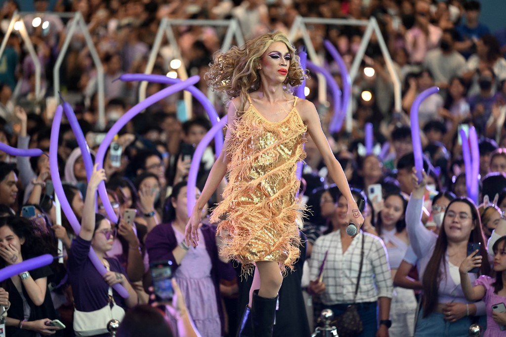 Philippine 'Swifties' flock to Taylor Sheesh show: the closest they ...