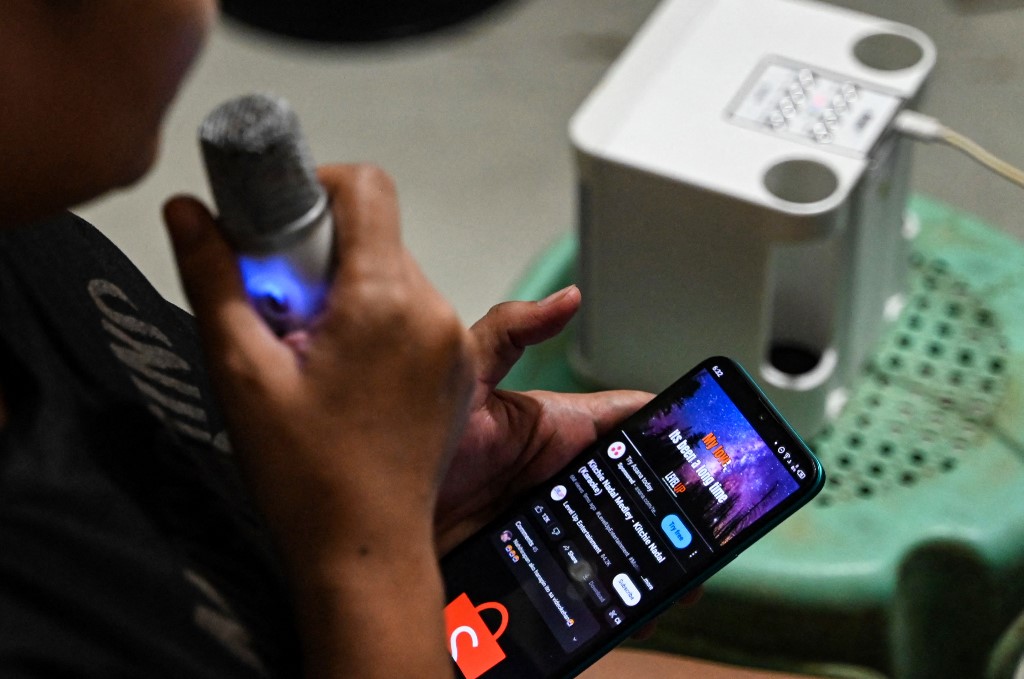 'We love singing': Filipinos find joy in karaoke | Inquirer Entertainment