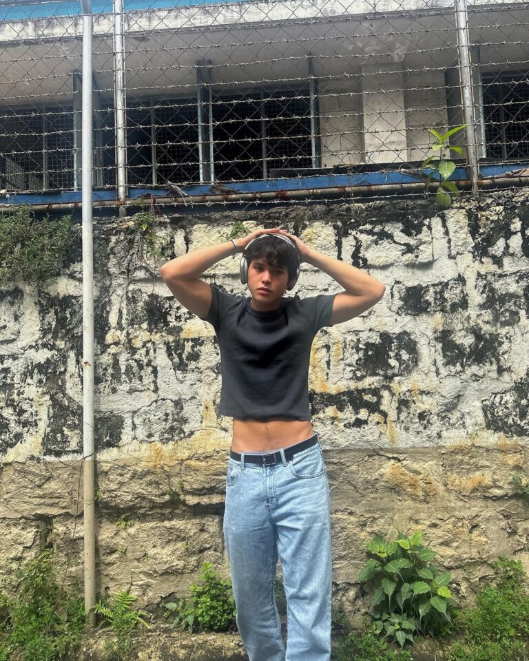LOOK: Kyle Echarri wows netizens after posing on a crop top