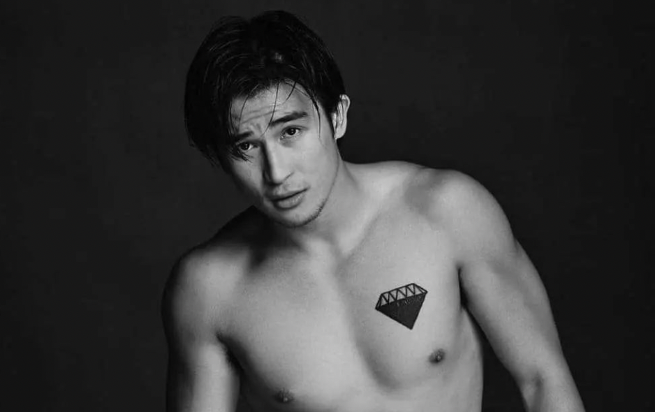 After leaked convo, Rob Gomez flaunts abs in topless photo