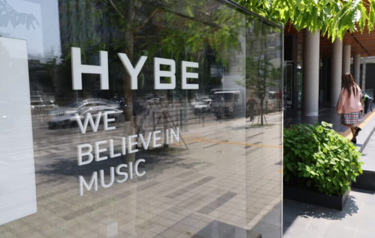 Who is the writer of HYBE's controversial internal report?