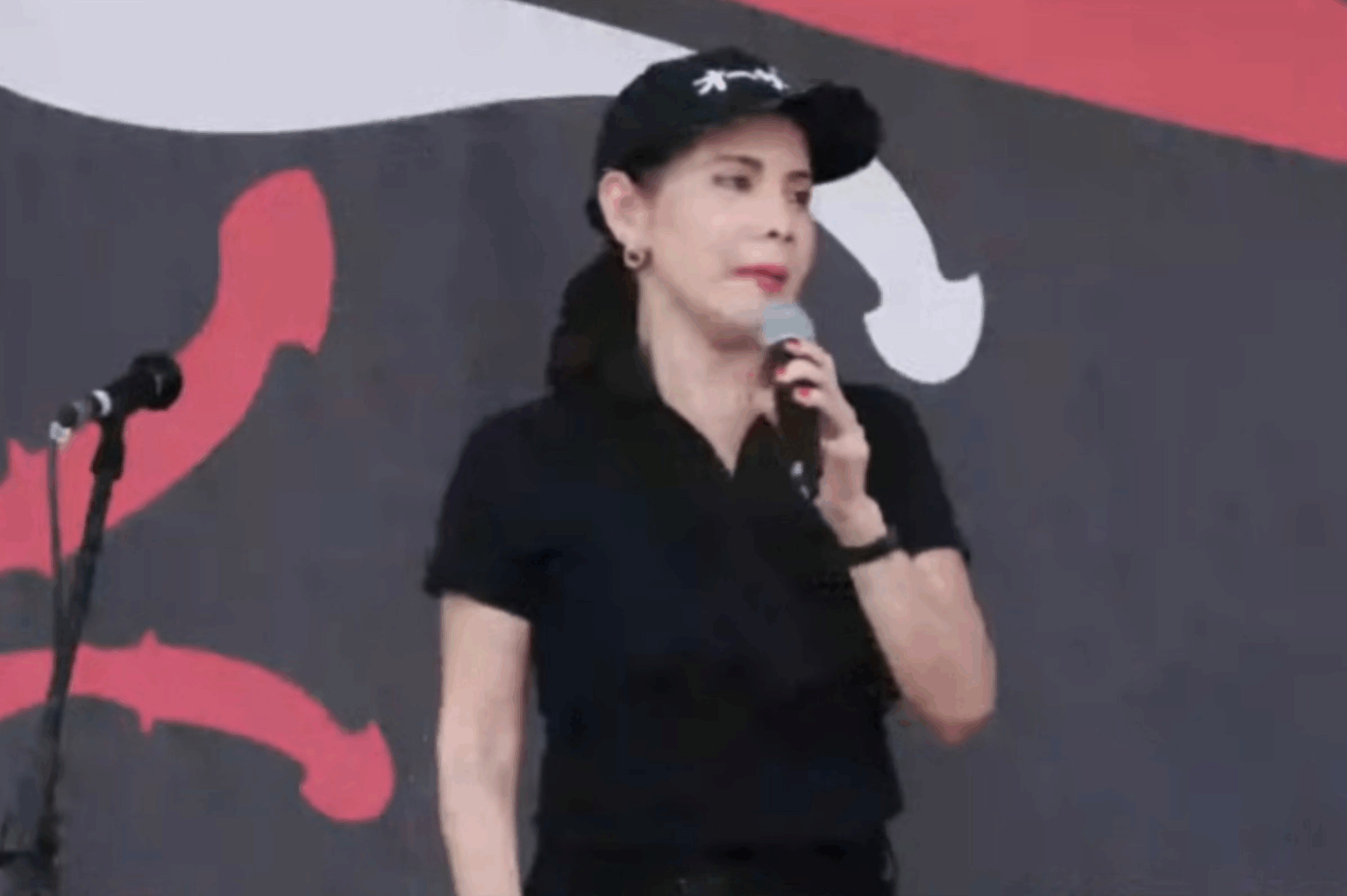 Carmi Martin calls for prayer at Nov. 30 anti-corruption rally