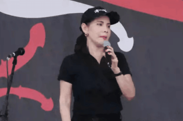 Carmi Martin calls for prayer at Nov. 30 anti-corruption rally